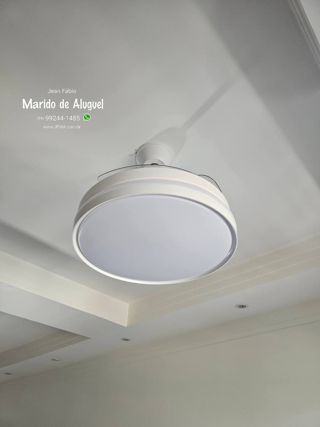 Instalação de ventilador de teto com pás retrátil e controle remoto ...